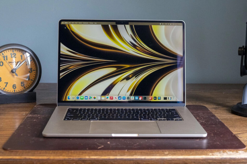 MacBook Air 15 pouces : en essayant de le réparer, ça coince