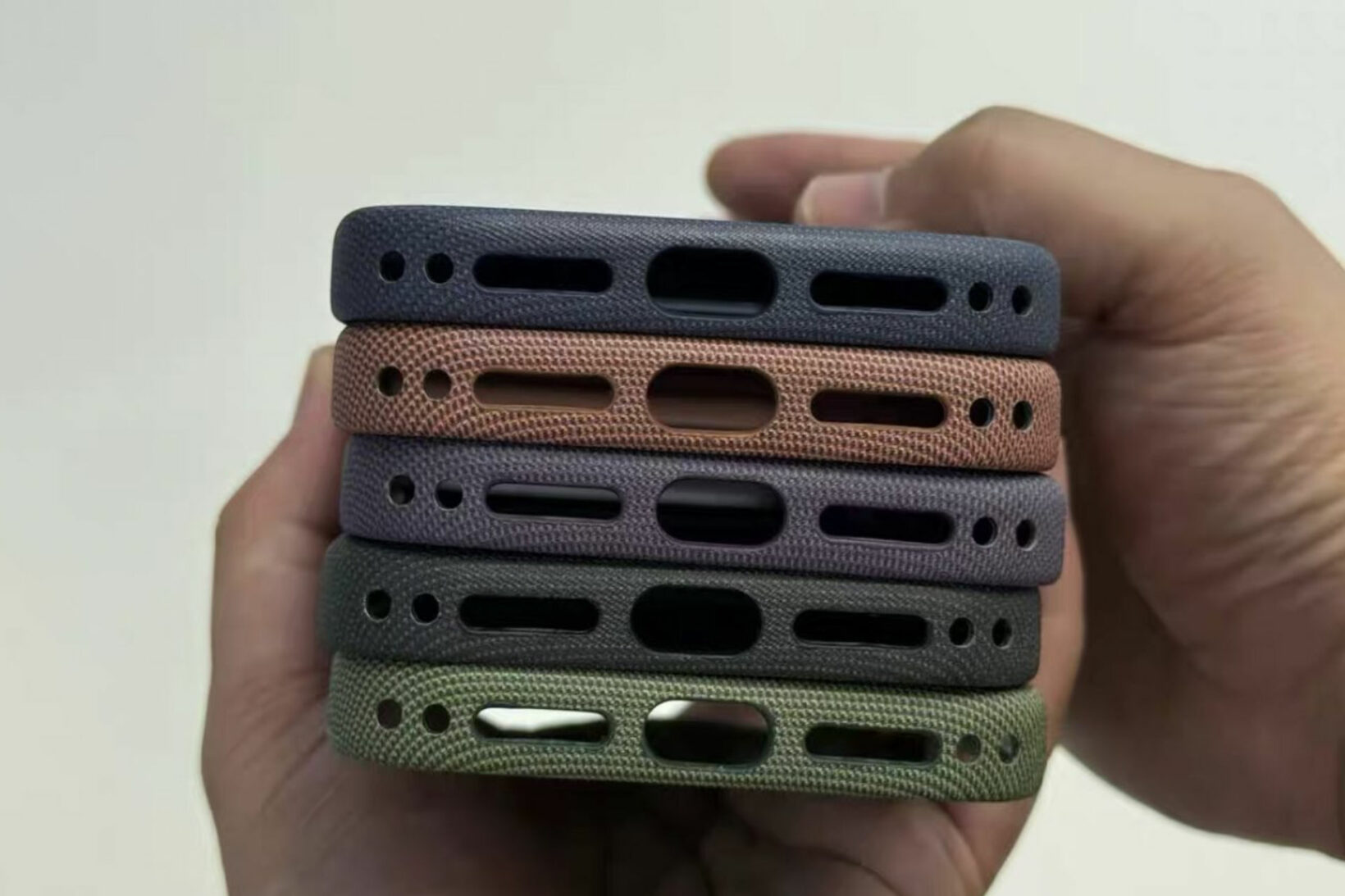 iPhone 17 : Apple sur le point de lancer des coques avec 7 trous