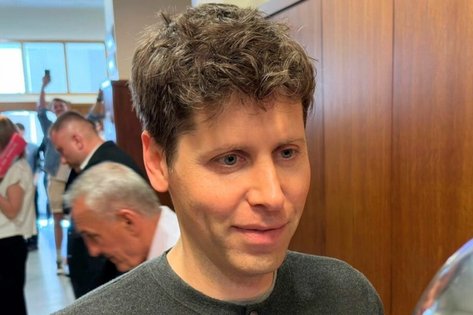 OpenAI prépare un gadget pour vous faire parler à Siri sans iPhone